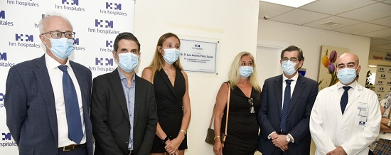 HM Hospitales rinde homenaje al Dr. Luis Pérez Suárez al colocar una ...